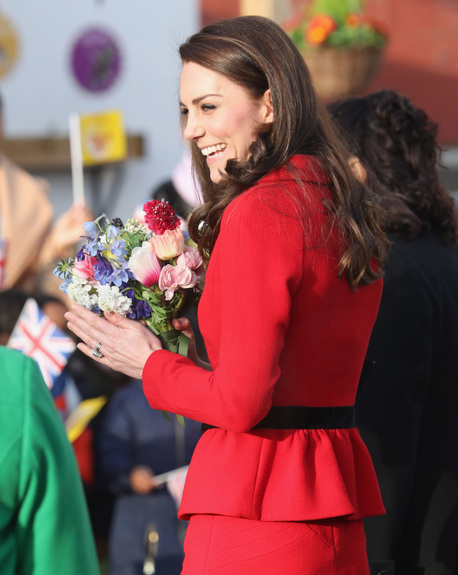 kate-fleurs-tailleur-rouge – Dans le boudoir de Kate Middleton