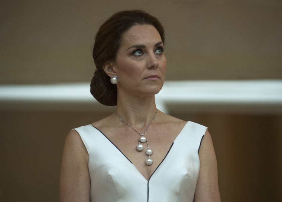 kate-decollete-cocktail-varsovie – Dans le boudoir de Kate Middleton