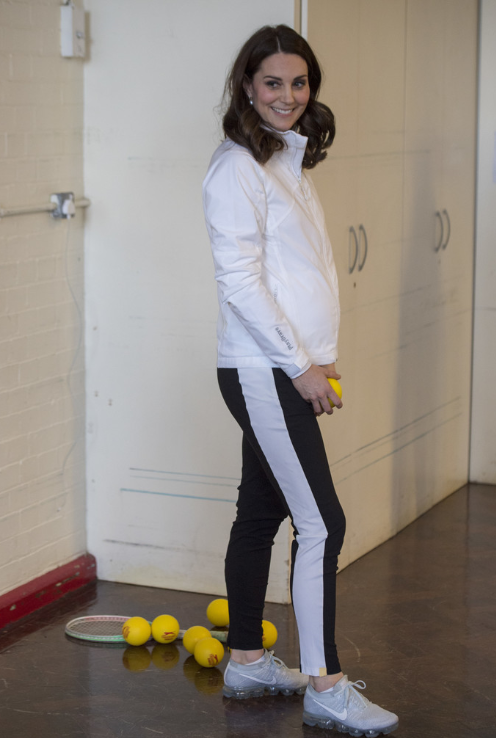kate-balle-tennis-bond-school – Dans le boudoir de Kate Middleton